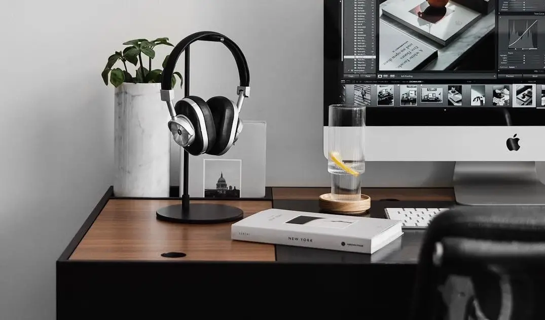 How Wide Should A Desk Be? The Best Guide With 20 + Tips